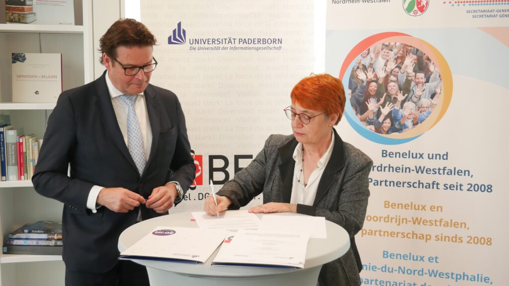 Frans Weekers signe une convention de stage entre le Secrétariat ...